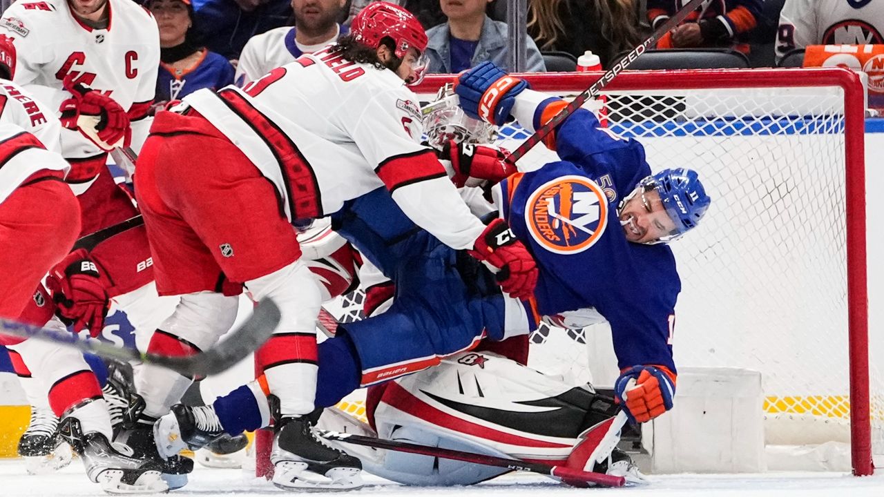 Hurricanes roll to 5-2 win, lead series 3-1 over Islanders