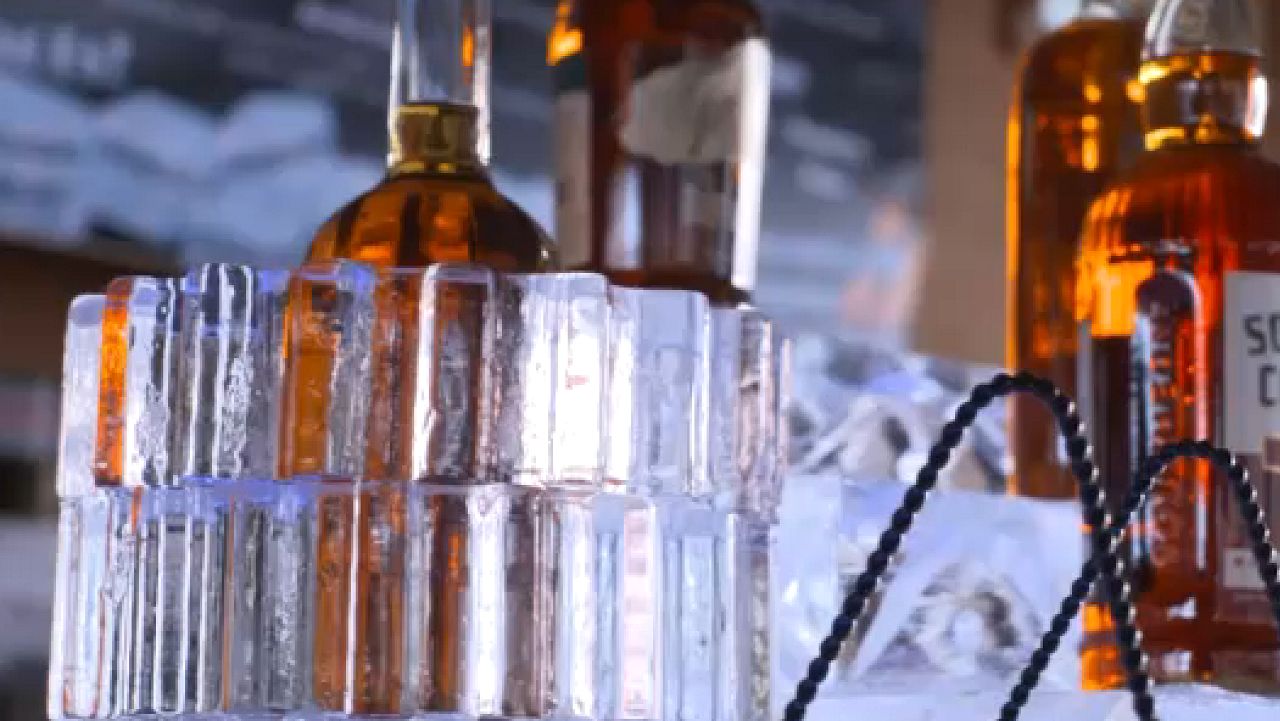 Ice bar embraces cold, serves frosty ones this weekend