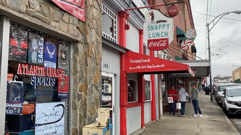 Eating N.C.: Snappy Lunch's famous pork chop sandwich