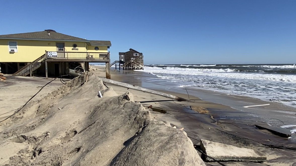 Rodanthe Beach Home collapses into the ocean