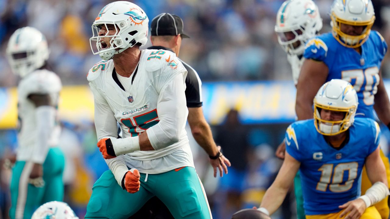 Mostert runs for 2 TDs as Dolphins hold off Patriots 24-17