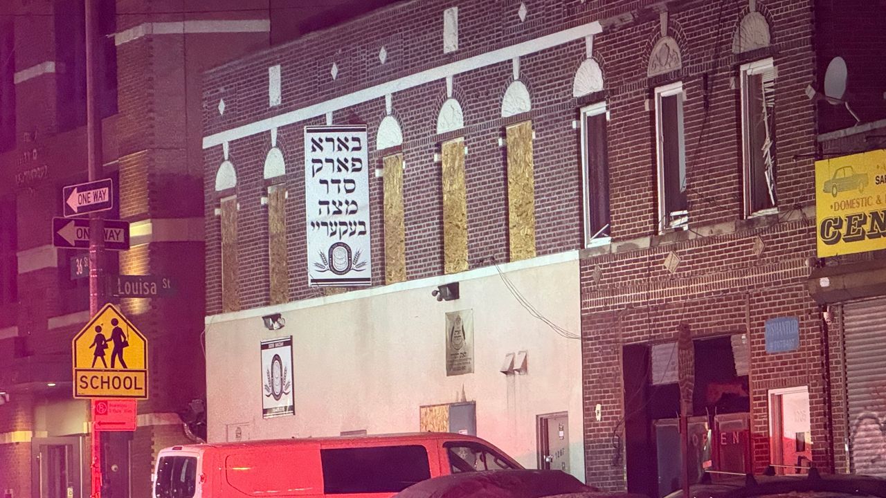 Fire tears through Jewish bakery in Brooklyn, injuring four