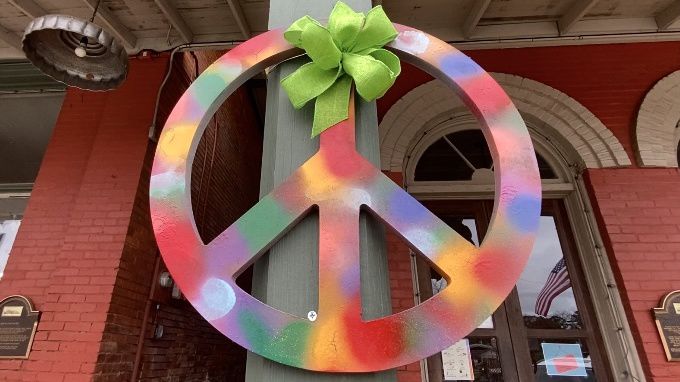 Jimmy Carter's niece creates peace sign tribute to her uncle