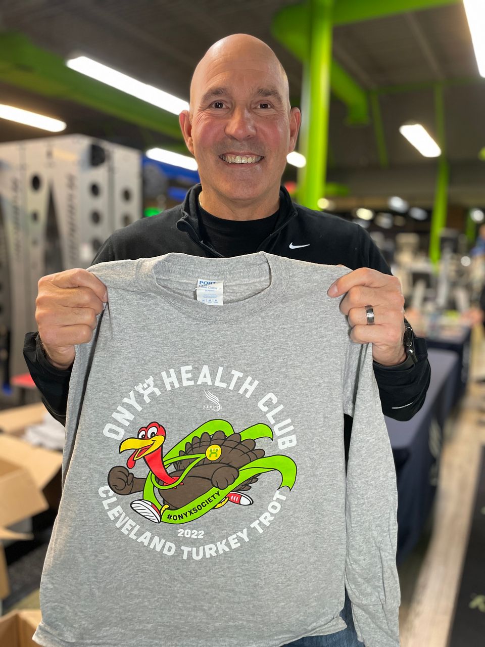 Koşucu, Şükran Günü hindisi tırıs için kıyafet hazırlıyor