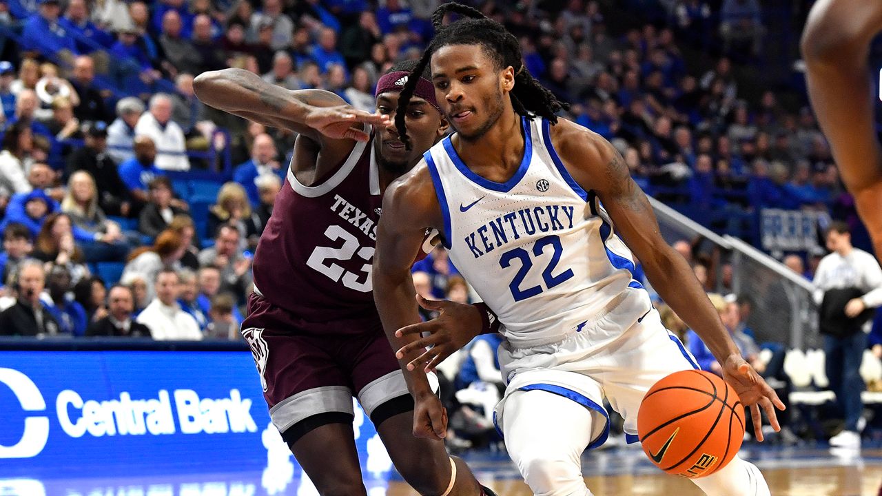 Kentucky hands Texas A&M first SEC loss