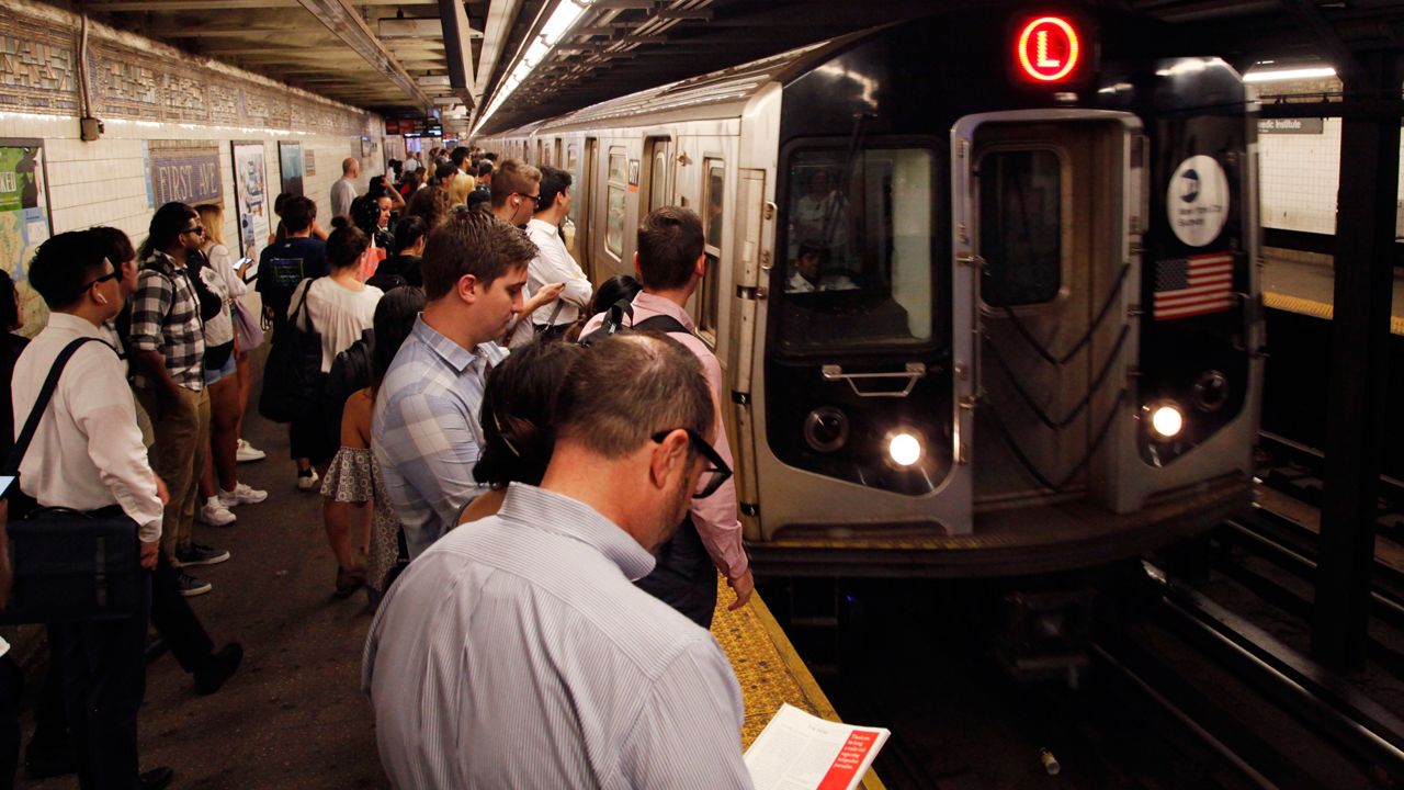 Multiple delays hit morning subway commuters