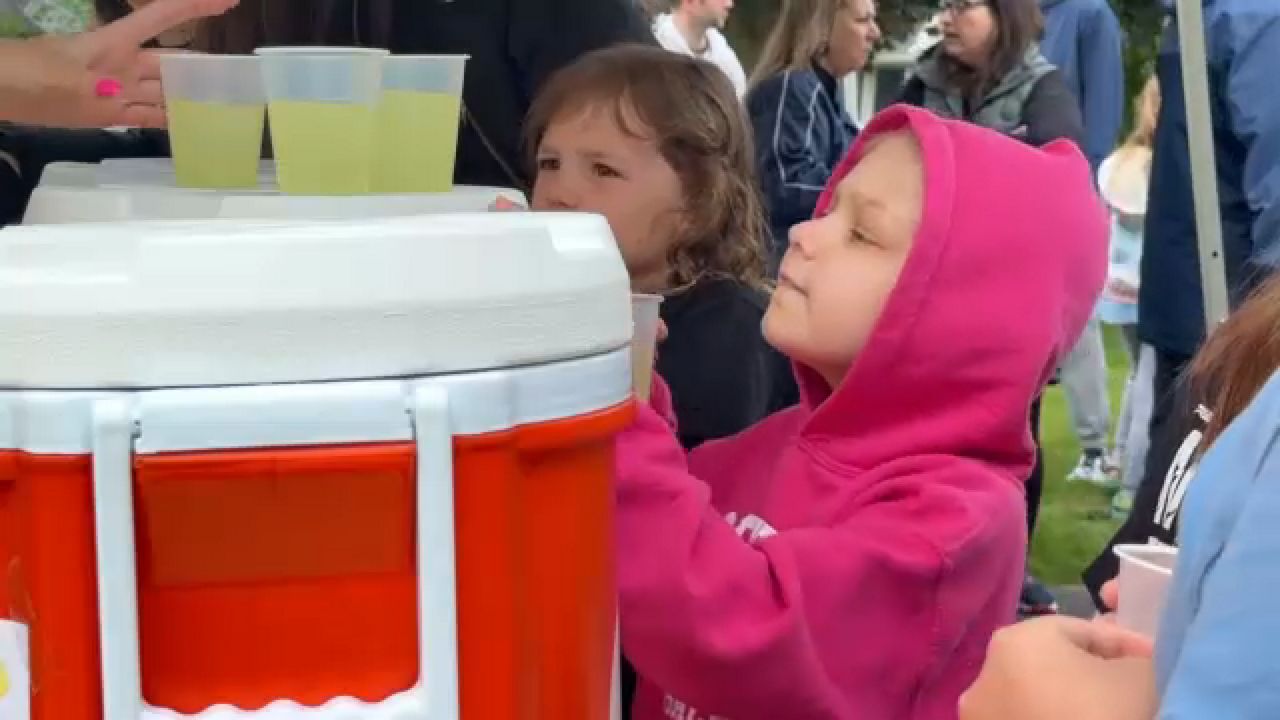 Kids hold lemonade fundraiser for classmate with bone cancer