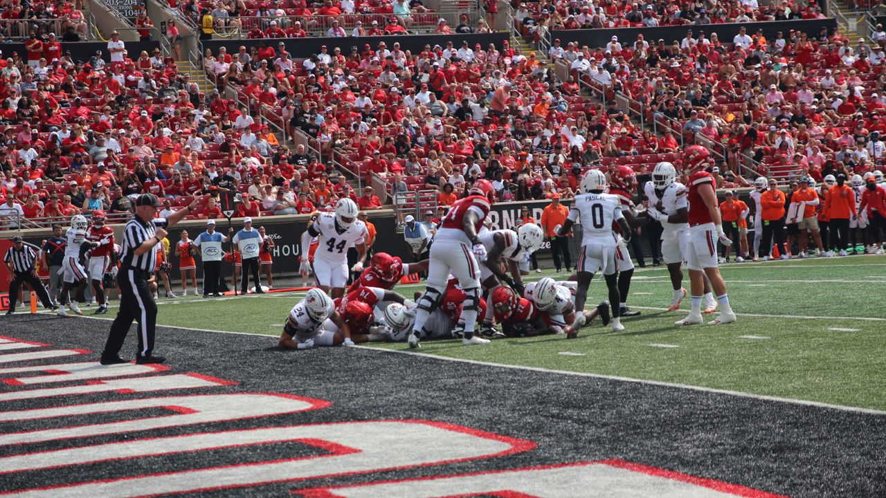 Brown, Lacy lead Louisville over Bowling Green 40-17