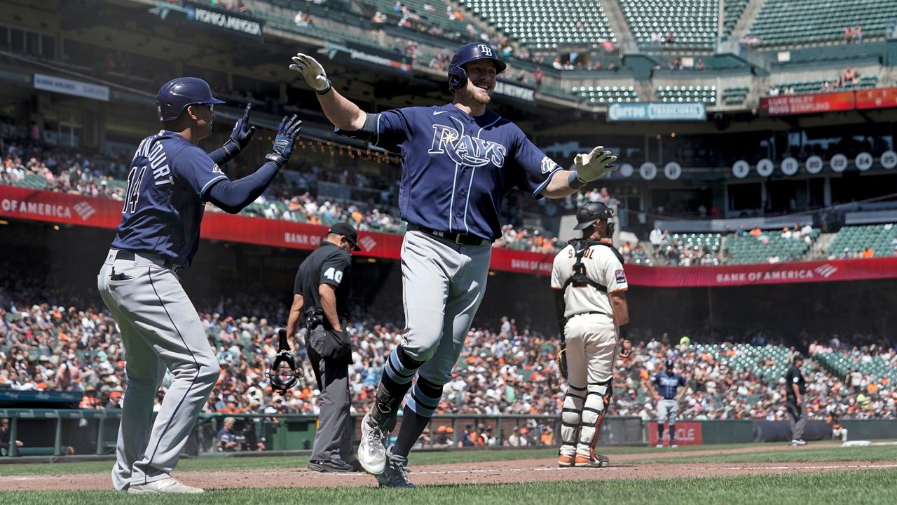 Raley races for inside-the-park HR in Rays' win over Giants