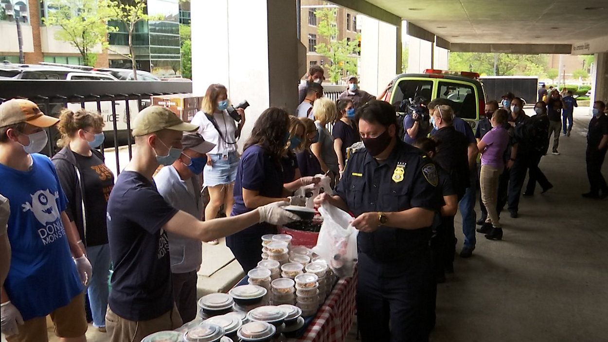 Free lunch for Milwaukee first responders