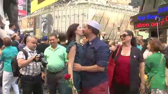 New Yorkers Reenact Iconic Times Square Kiss on Anniversary of End of WWII