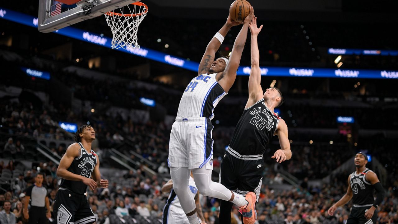 Magic start road trip with 132-114 loss to Spurs