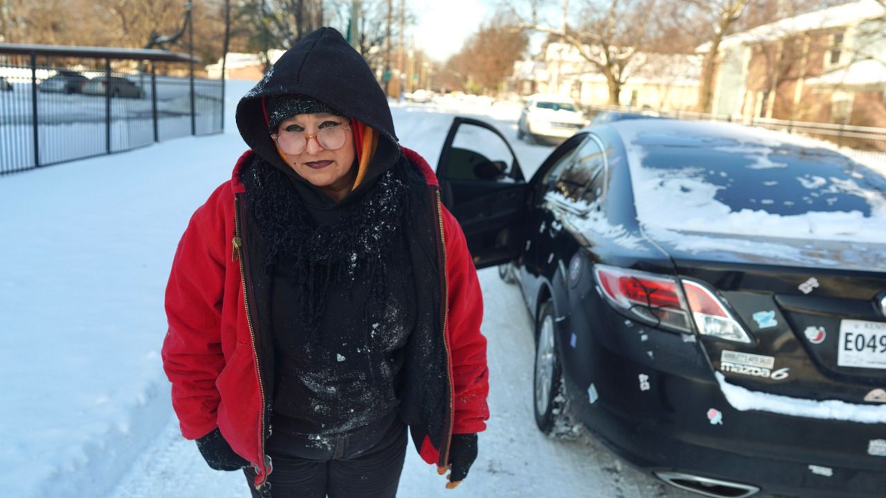 Good Samaritans help cars get unstuck after snowstorm