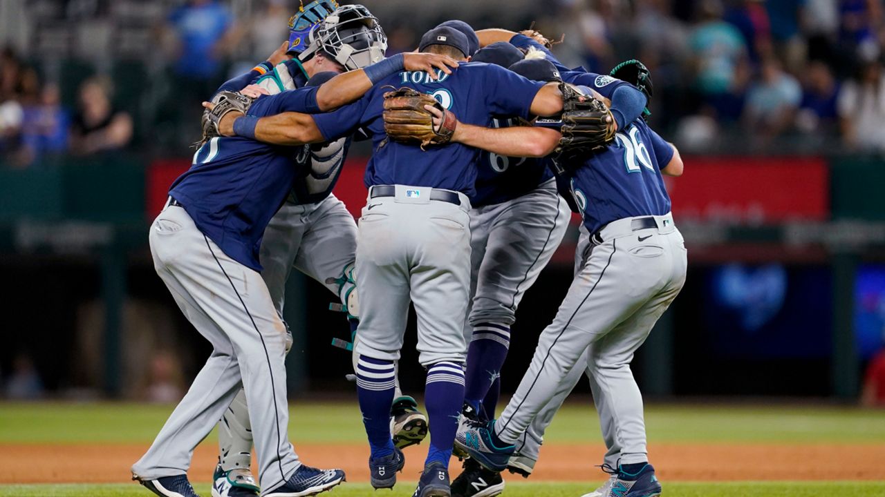 Mariners rally past Rangers 6-5 for 11th consecutive victory