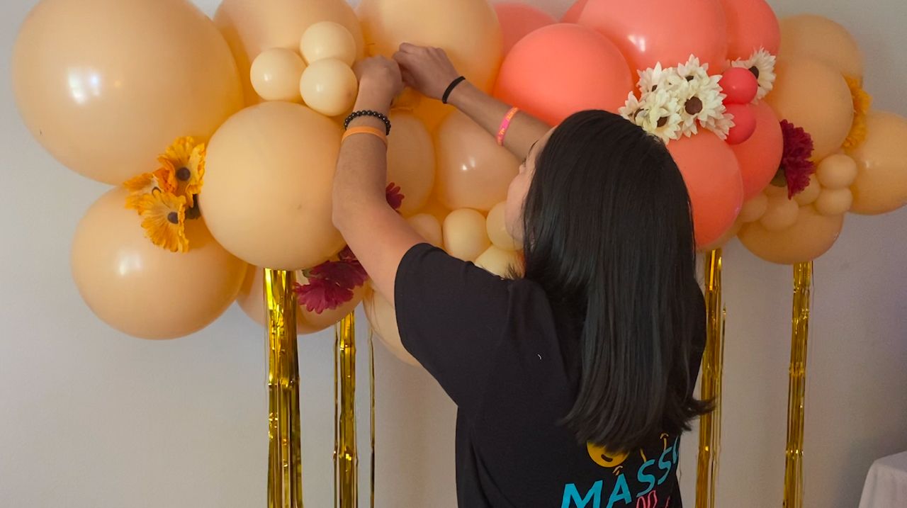 South Milwaukee woman turns balloons into decor business