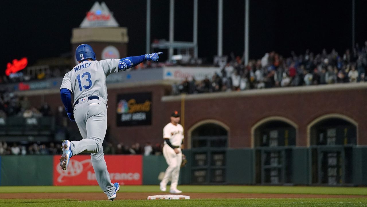 Muncy hits 2 more homers, powers Dodgers past Giants 10-5