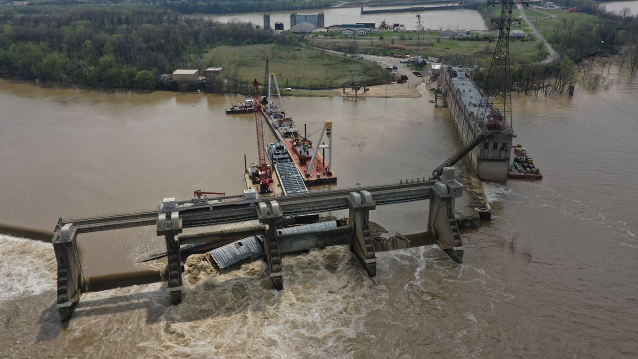 Removal of methanol-filled barge at McAlpine Dam underway