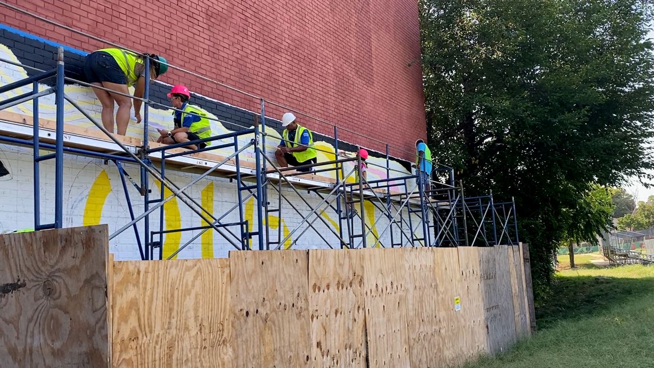 Cincinnati police paint alongside neighbors to create mediation mural
