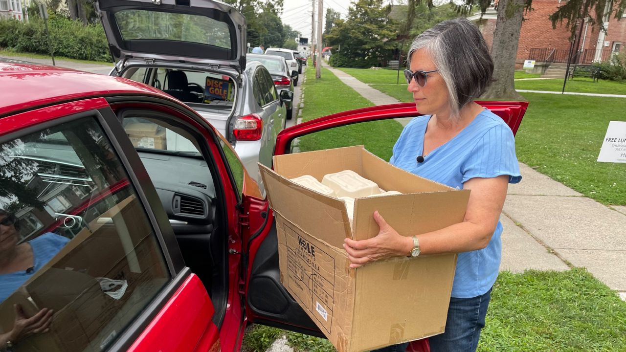 Nonprofits work to fill in gap to provide food to migrants