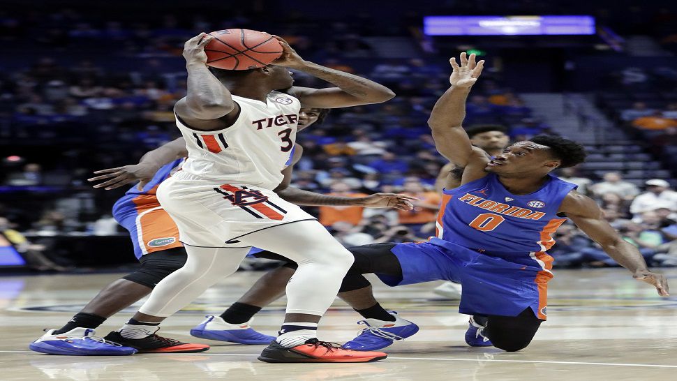 Florida guards Deaundrae Ballard Mike Okauru transferring
