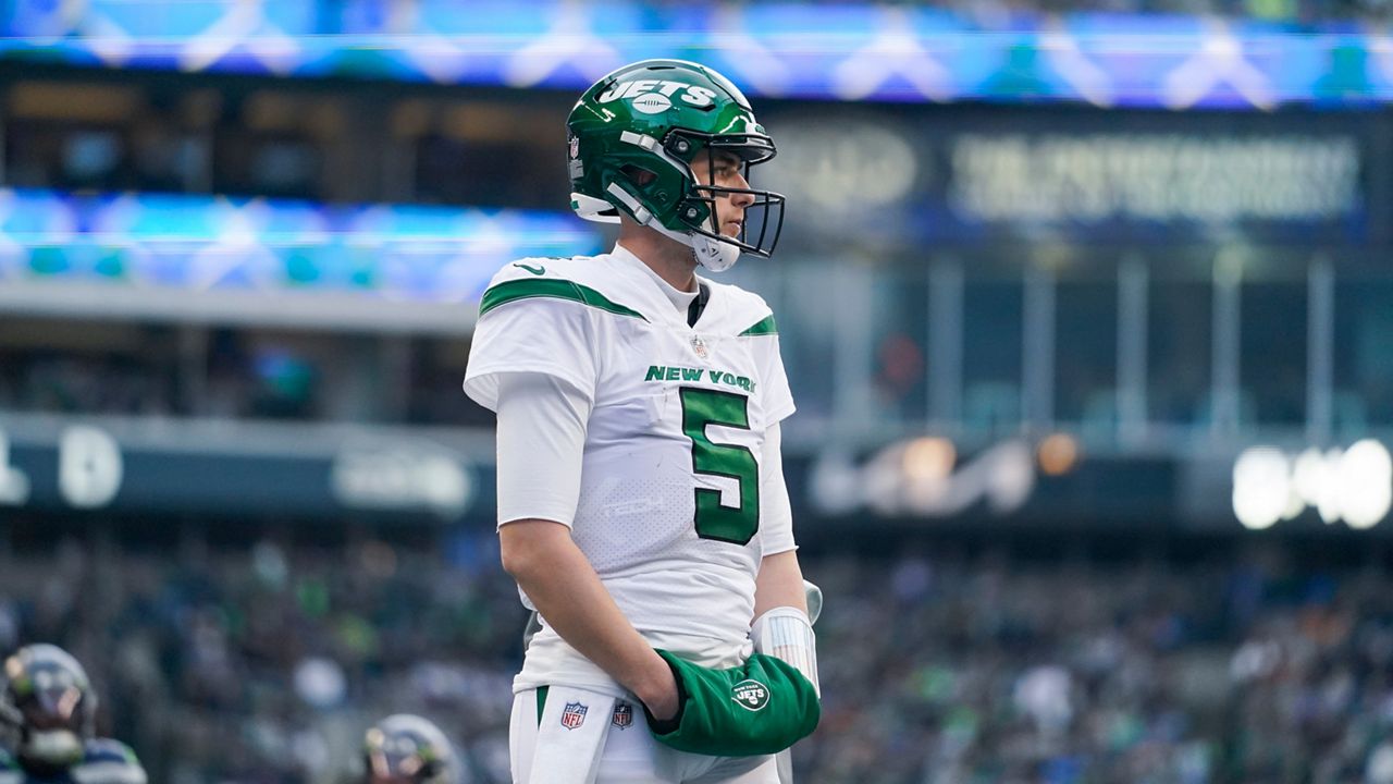 AP source: Former Jets QB Mike White signing with Dolphins