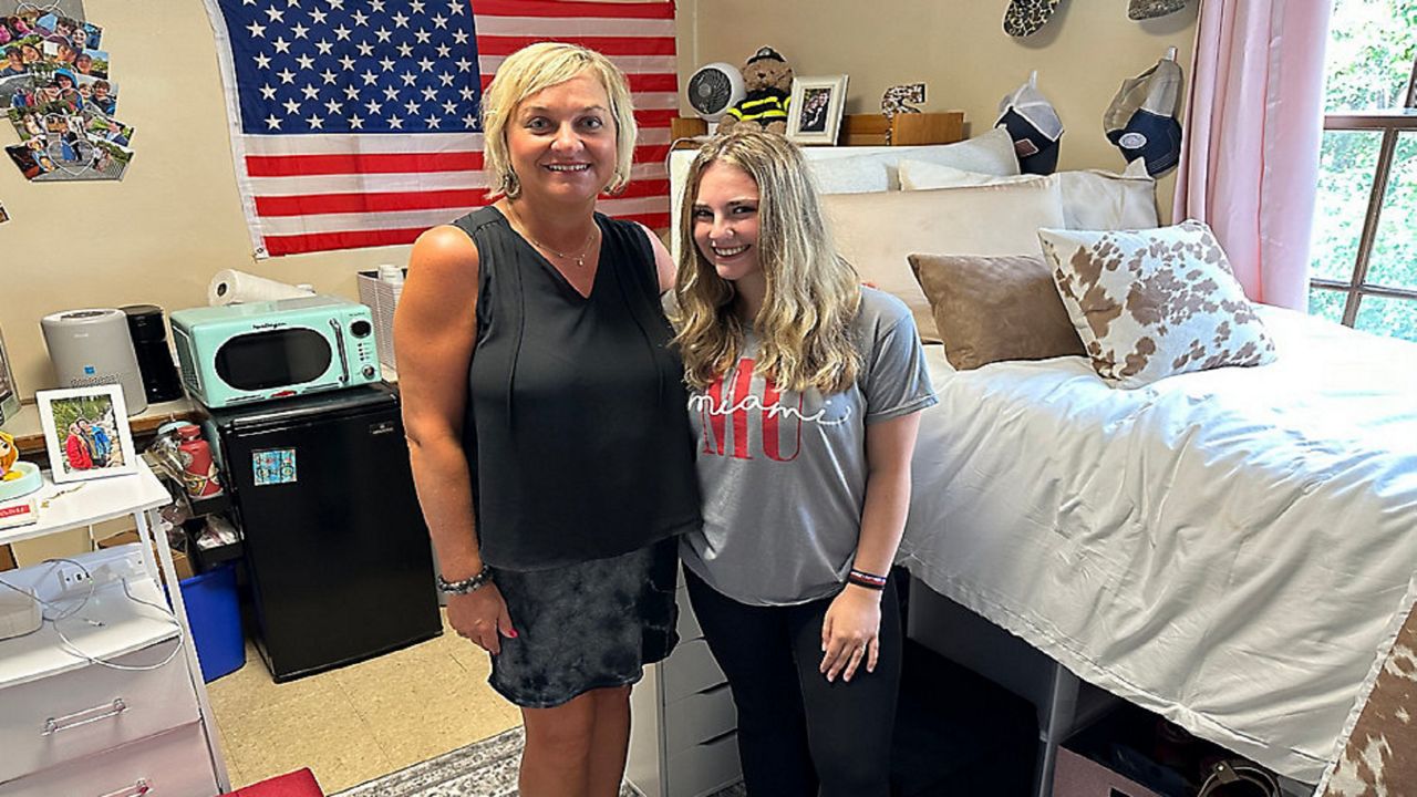 Mother, daughter share same dorm room 33 years apart