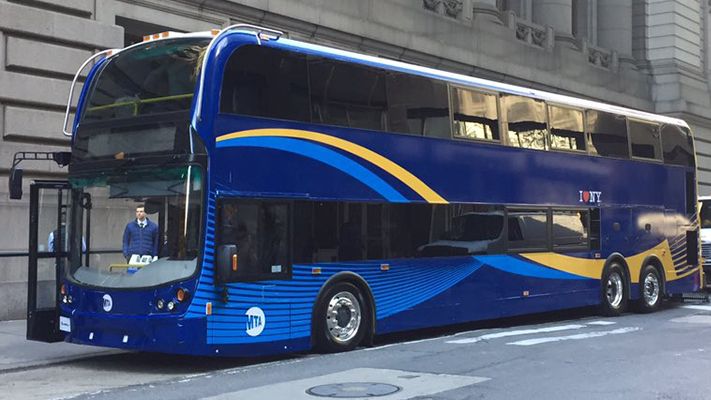Autobuses de dos pisos comienzan a circular por Nueva York