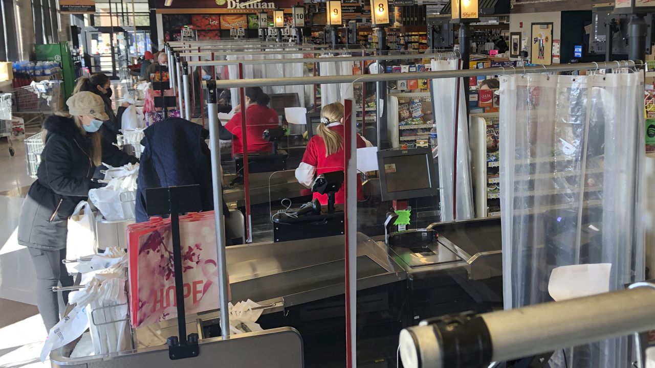 Union urges CEOs of food chains to reinforce mask wearing