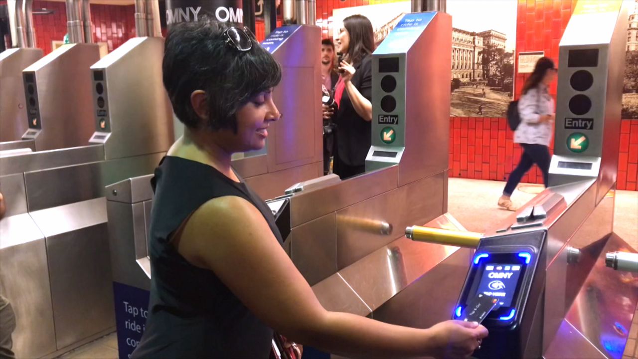 Llega el sistema de pago OMNY a estaciones del metro en El Bronx