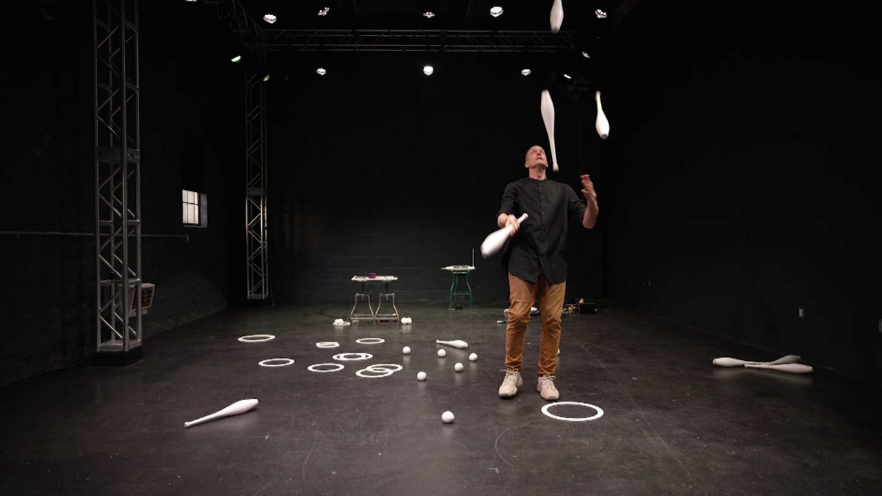 Jay Gilligan amazes and astounds with new juggling act