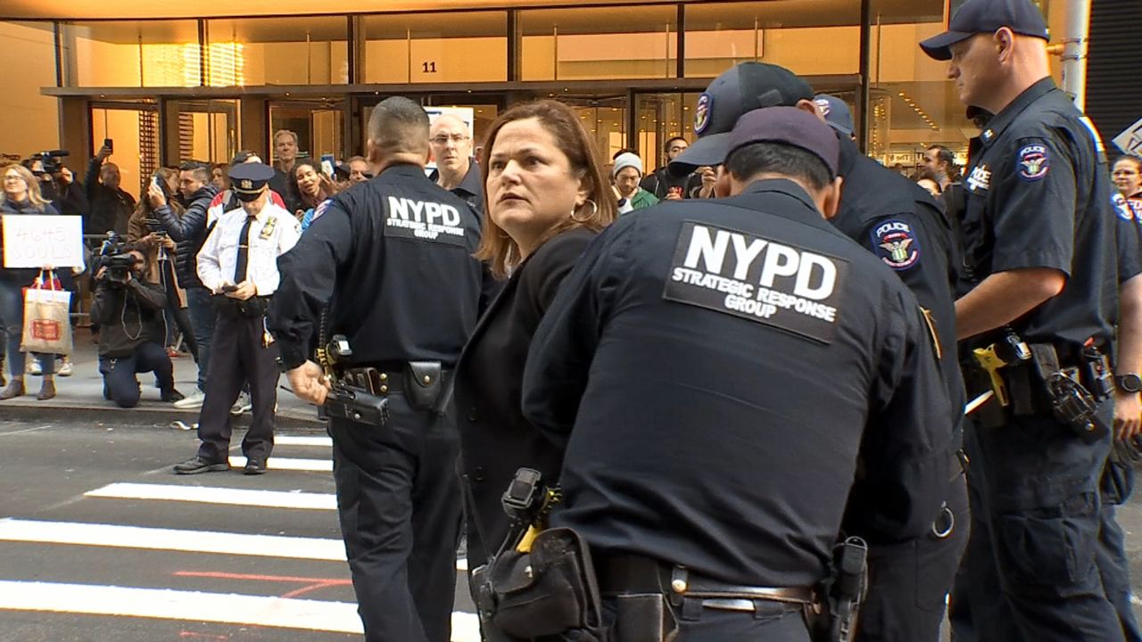 Puertorriquenos protestan frente al MOMA contra miembro de Junta Directiva