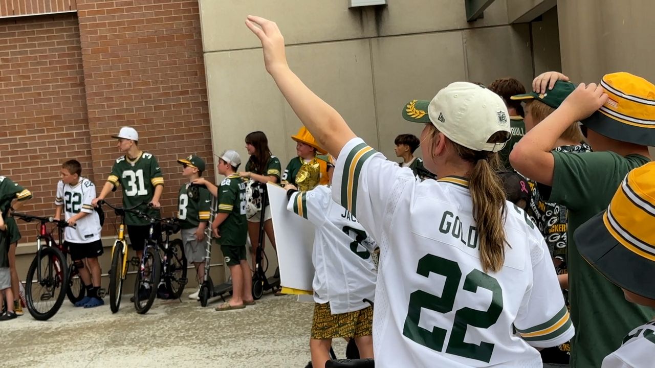 Young fans welcome new Packers faces with storied tradition