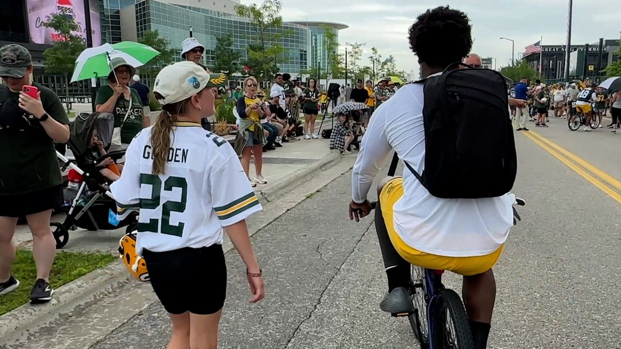 Young fans welcome new Packers faces with storied tradition