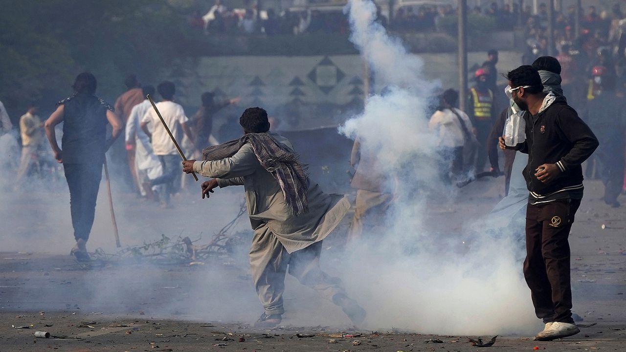 More clashes in Pakistan as police try to arrest Imran Khan