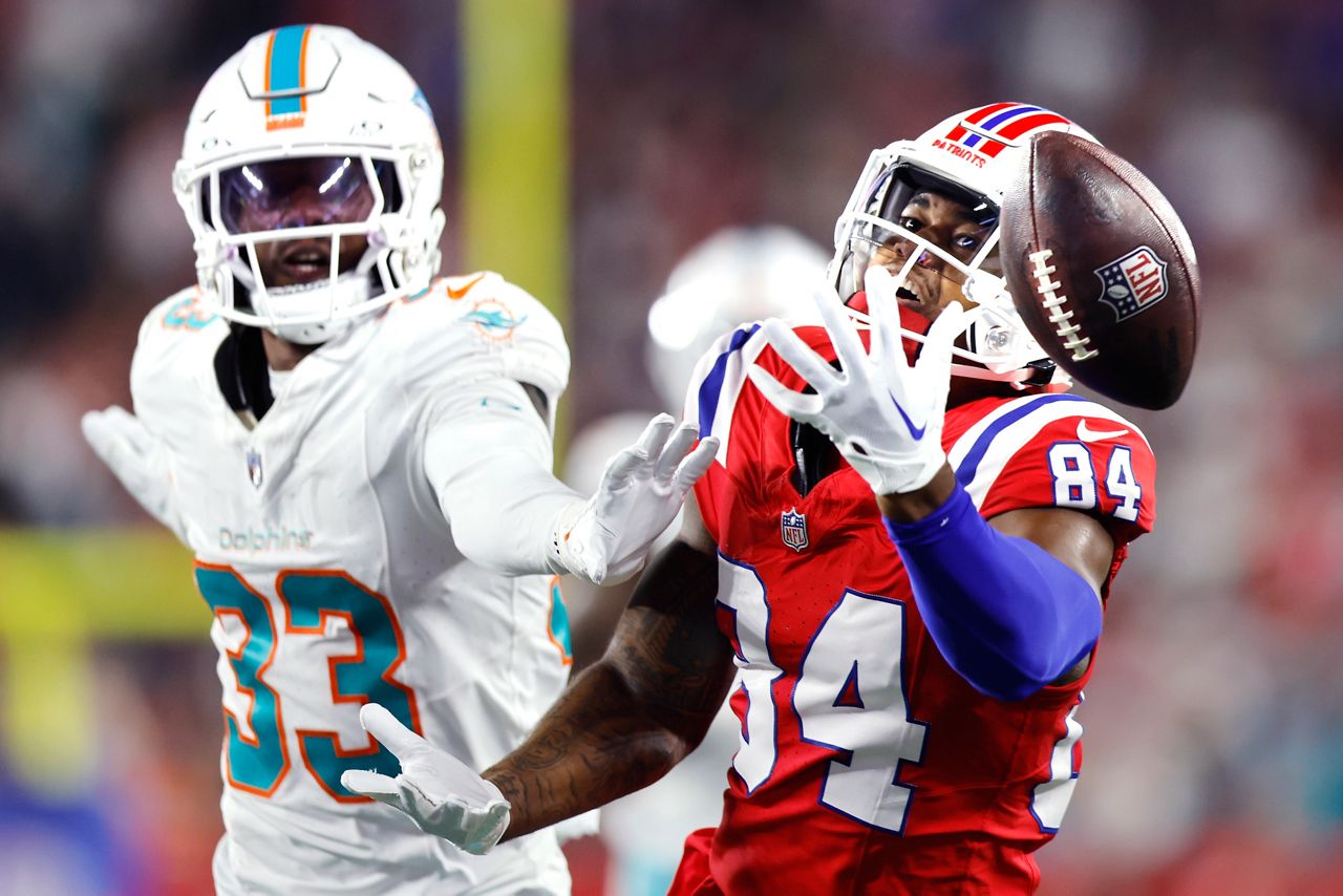 Dolphins hold off Patriots 24-17