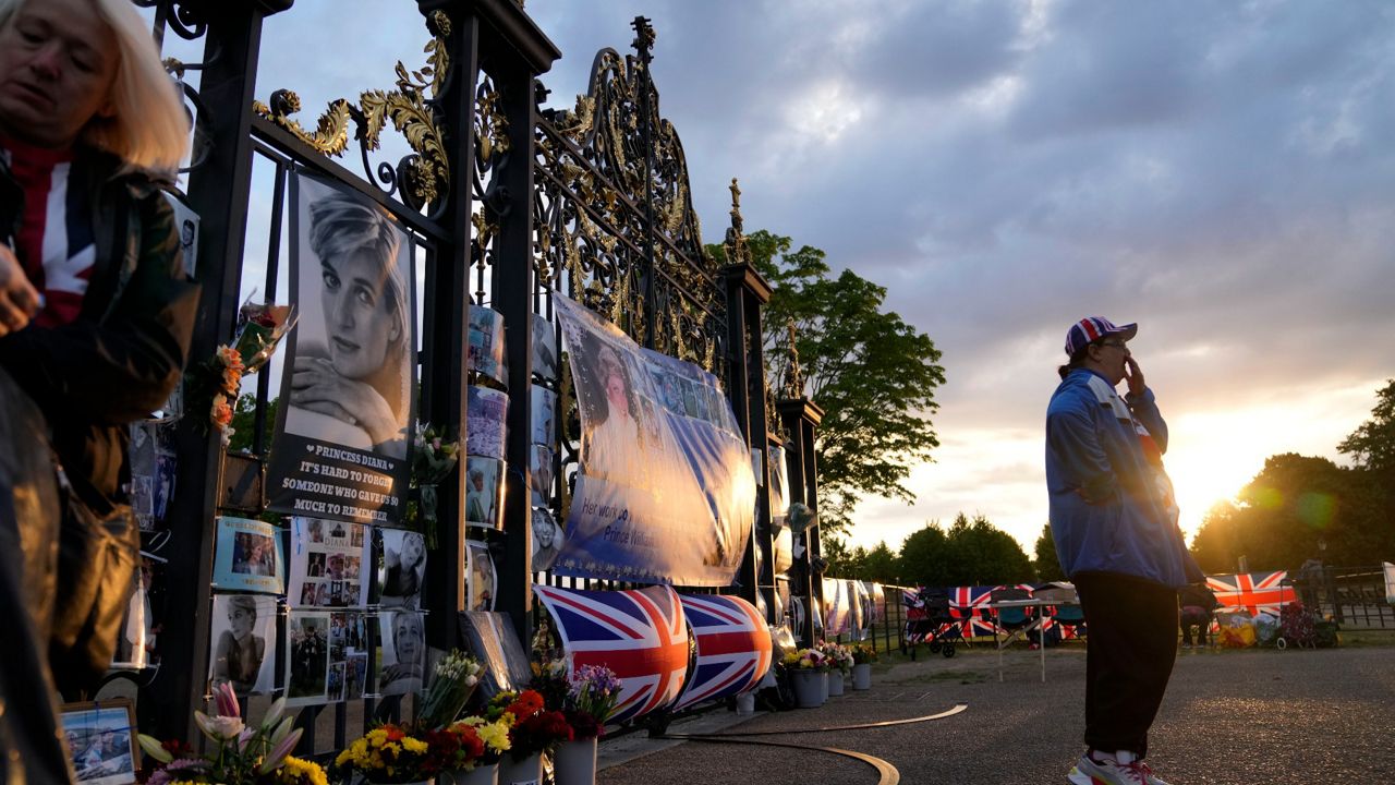 Fans of Princess Diana gather to mark her death 25 years ago