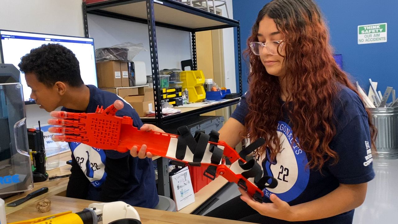 Students make prosthetics for children in Ecuador