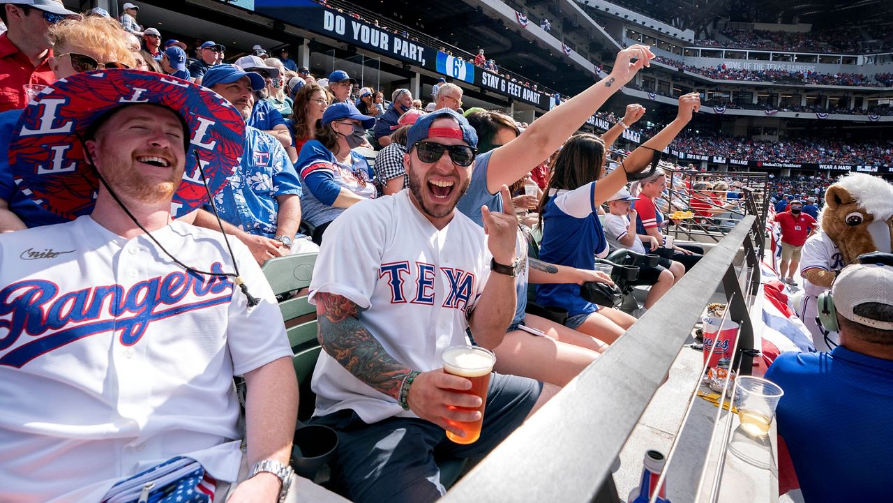 Rangers acquire Morel for Abreu 3 days after pitcher DFA'ed