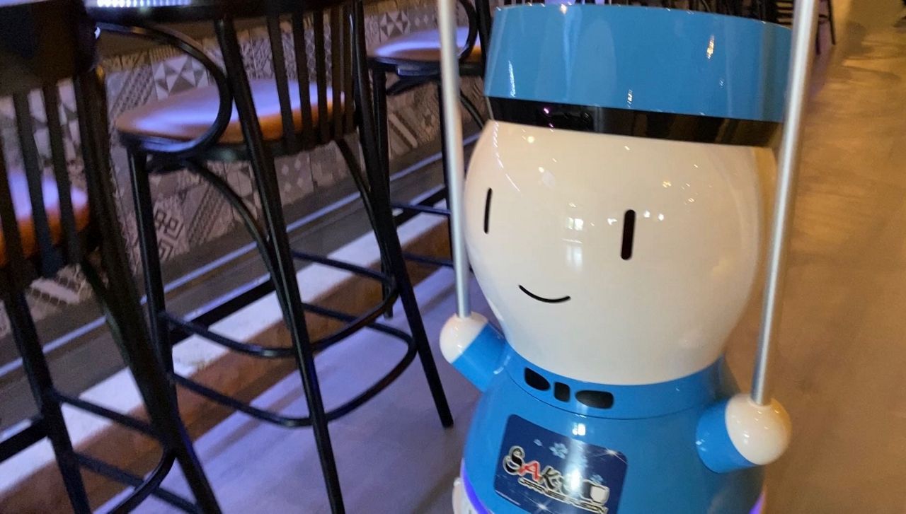 Restaurant uses robots to help through the staffing shortage