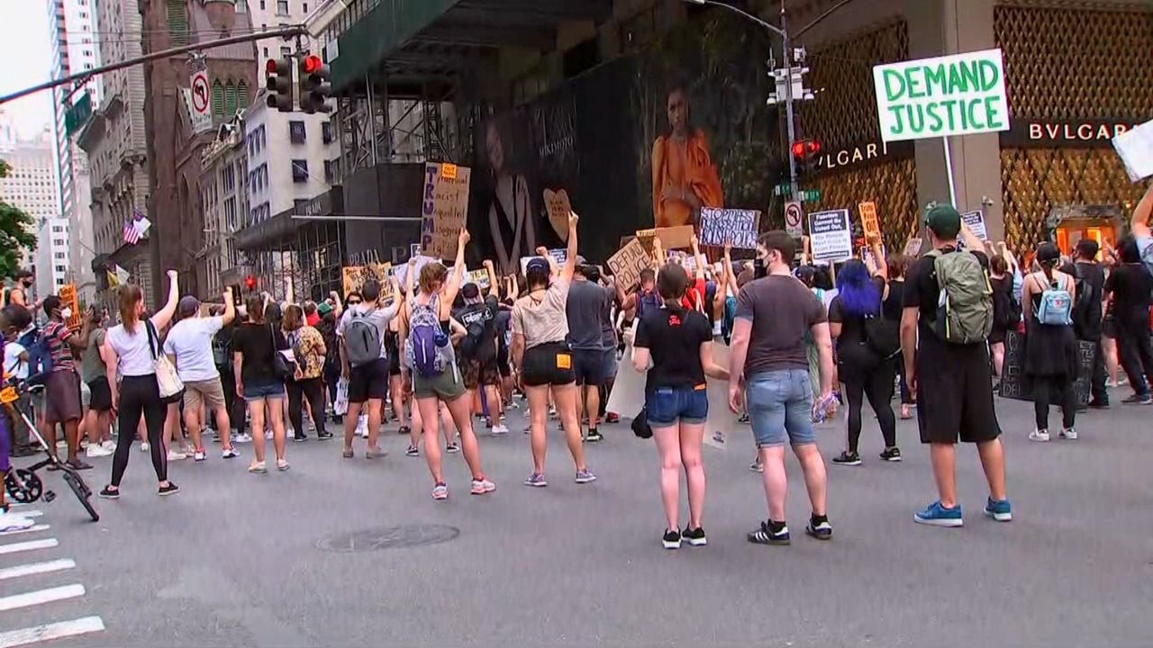 Protesters March, Call on de Blasio to Defund Police