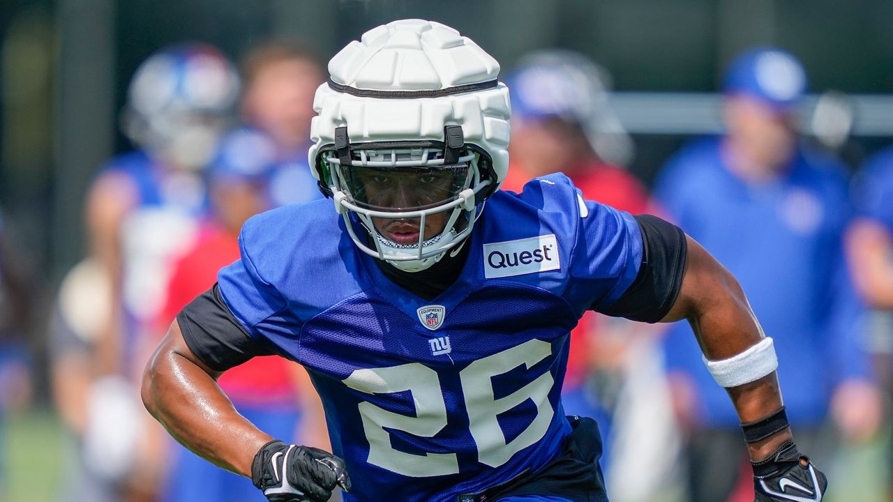 Barkley returns to field after signing deal with Giants