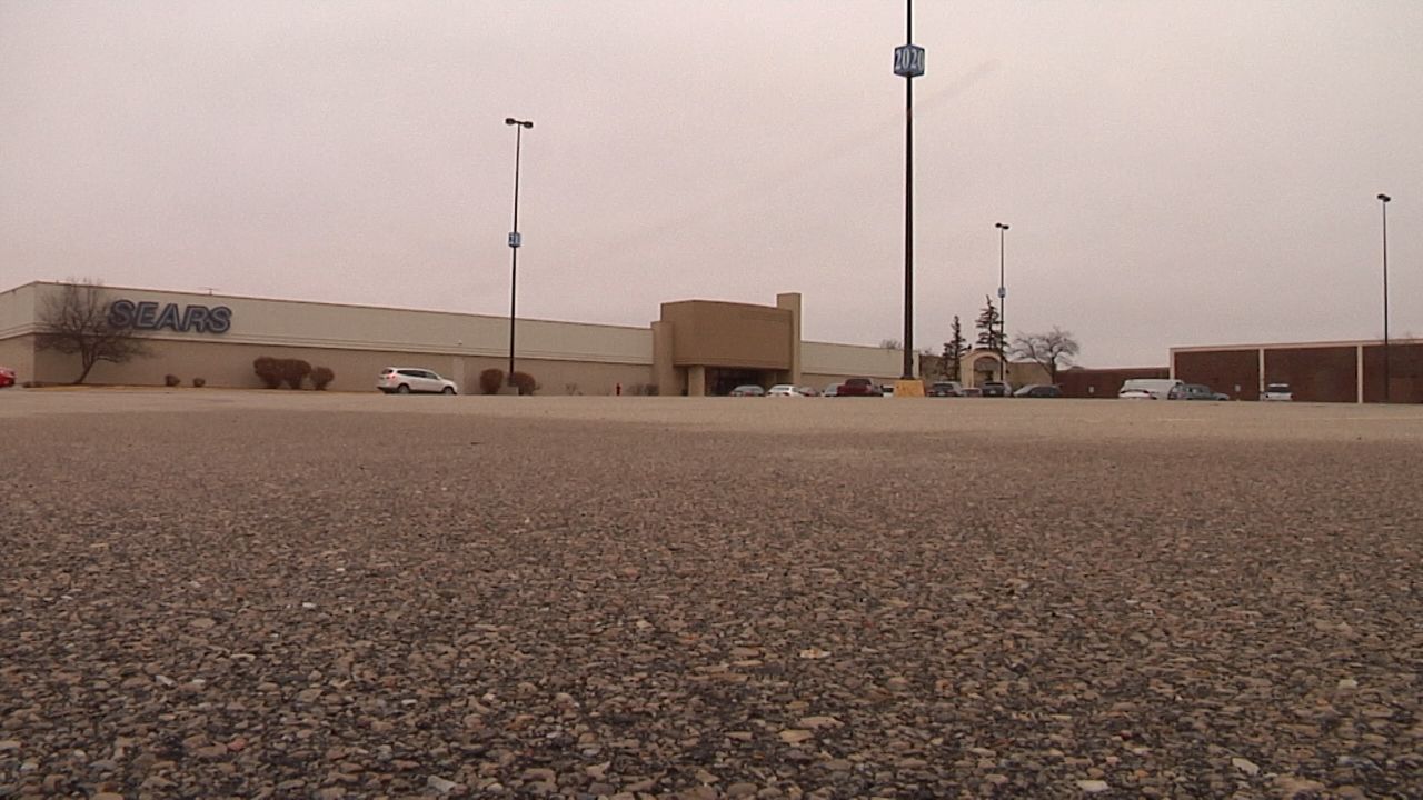 Sears holds off total liquidation, announces more closings