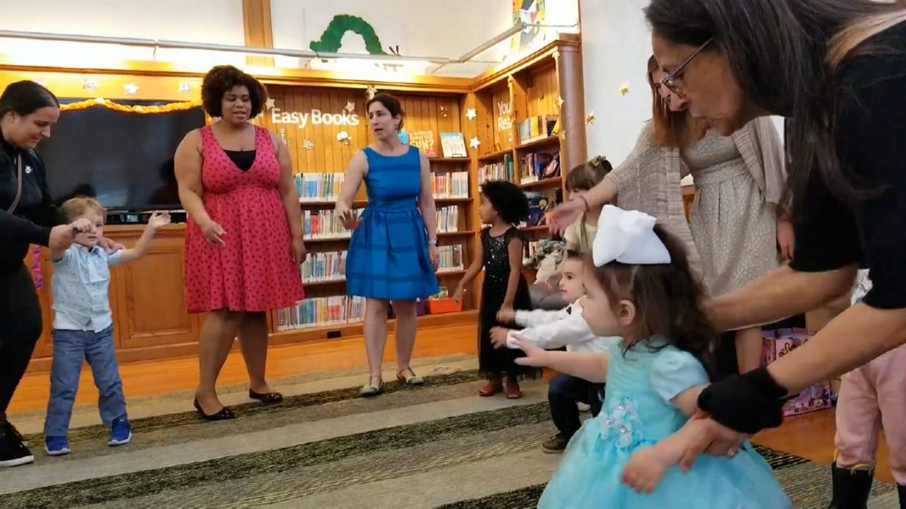 Biblioteca en Staten Island celebra un 'baby prom' con niños