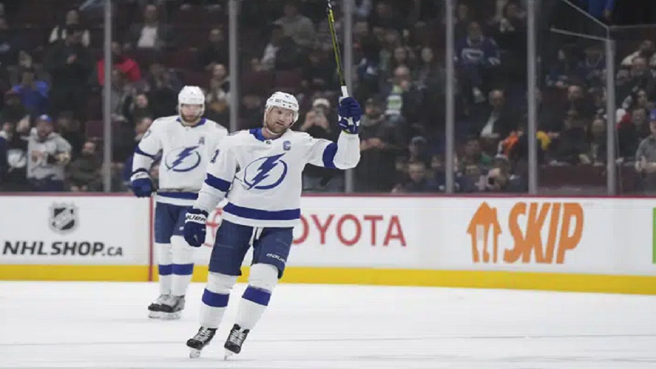 Stamkos scores 500th goal as Lightning tops Vancouver