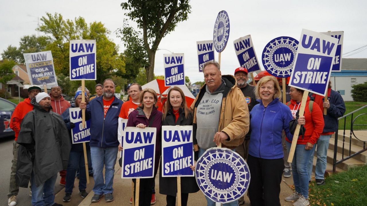 Lawmakers support striking UAW workers
