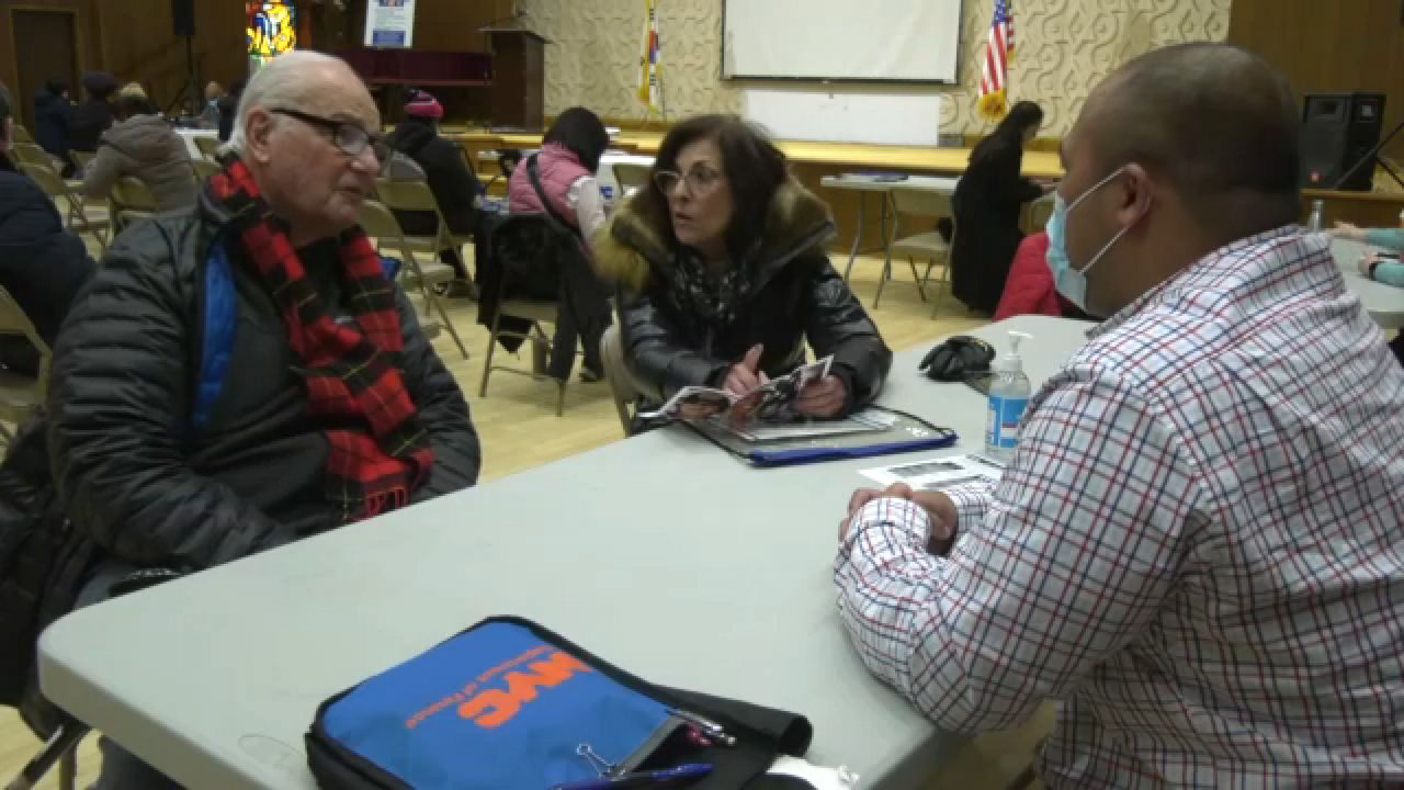 Organización ayuda a residentes a declarar sus impuestos