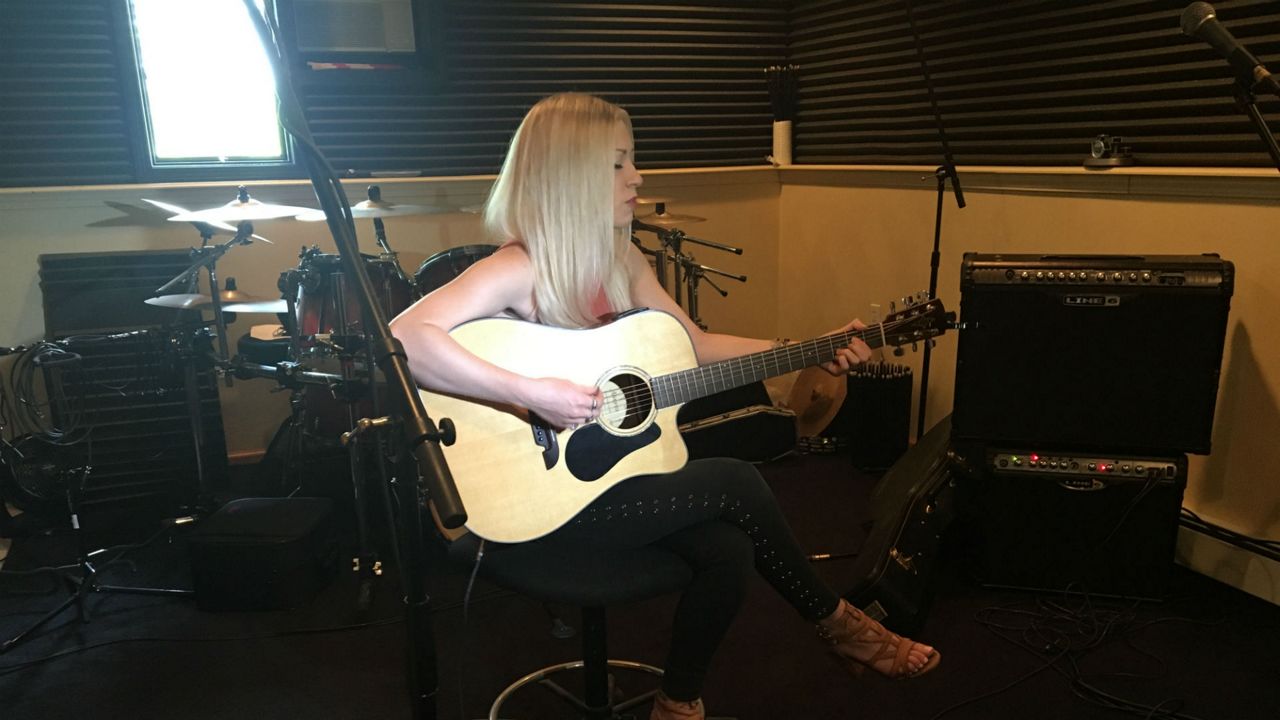 Tessa Victoria Sings