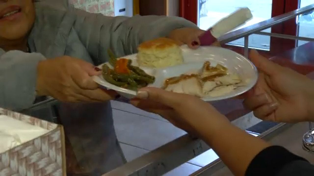 Local Restaurant Serves Free Meals for Thanksgiving