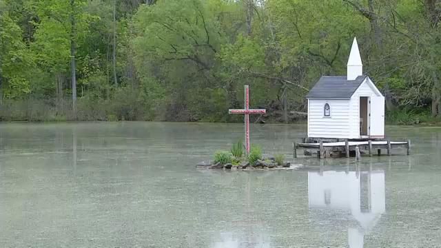 tiny-church-perfect-for-the-big-day