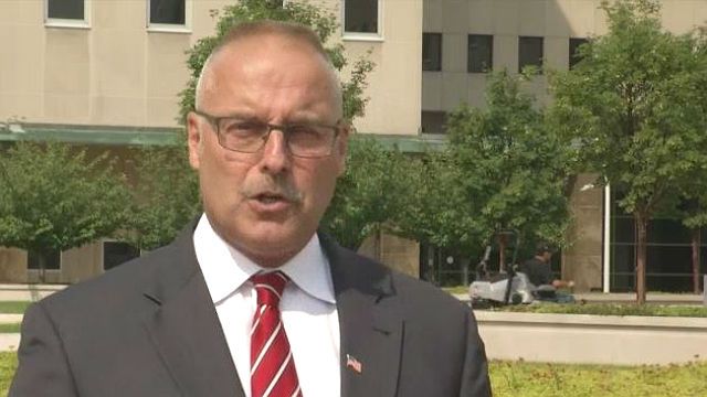 Challenger attacks sheriff for jail deputies' lack of contract